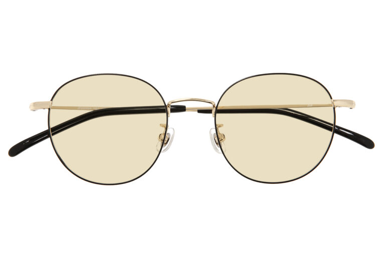 Zoffなら、自分に似合うサングラスが必ず見つかる！ シチュエーション別でかけ比べ 「カラーレンズ」の着こなしテクニック | mina official ミーナ オフィシャルサイト